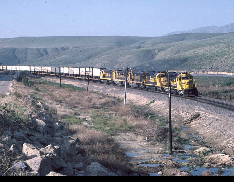 ATSF 5208 heads up a E/B